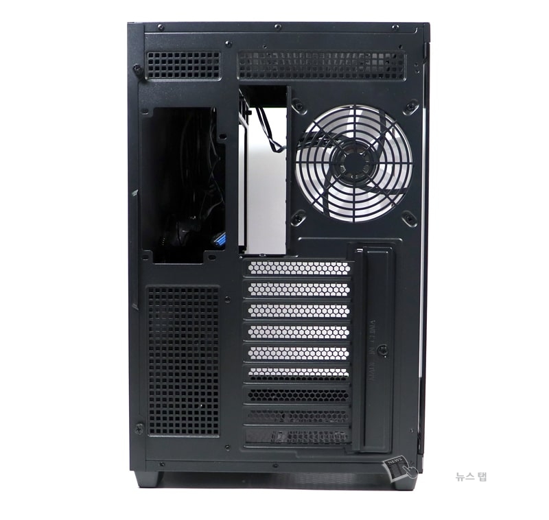 파격적인 디자인의 듀얼 챔버 어항 케이스 'darkFlash DQX80 ARGB BTF'