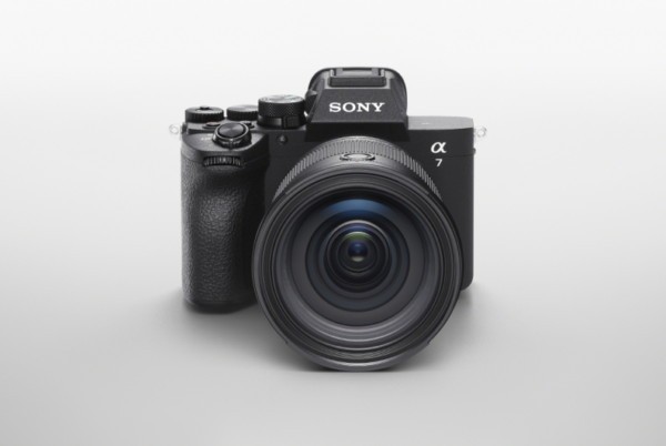 소니, 4년 만의 신작 ‘A7M5’ 공개… 3,300만 화소·AI 프로세싱으로 완전히 새로워졌다