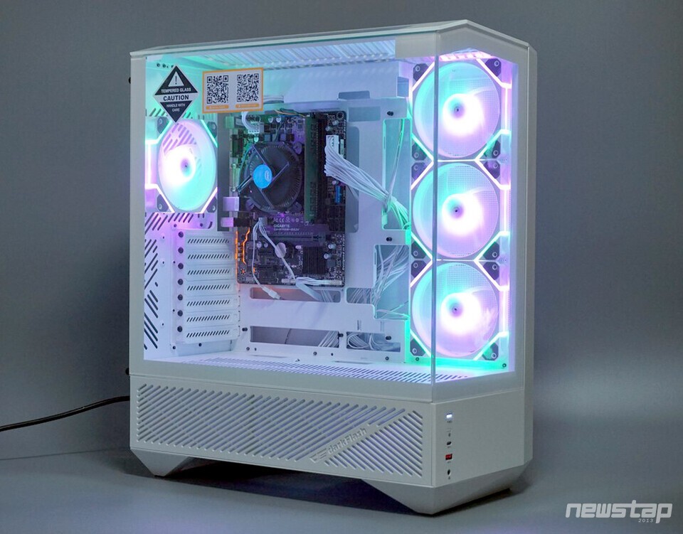 ‘어항형 케이스의 완성형’… darkFlash DY460 ARGB BTF, 데스크테리어의 기준을 다시 쓰다
